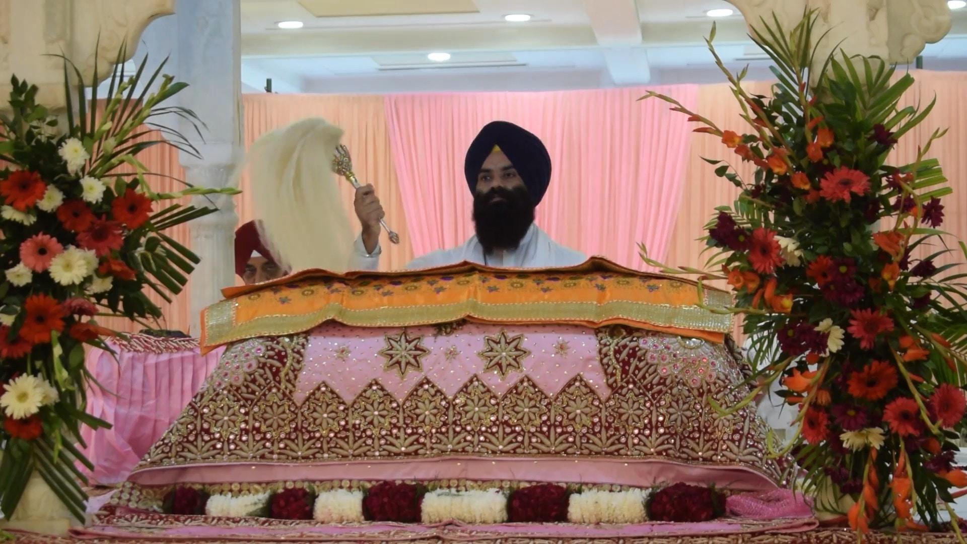 'Spread a message of peace' - Sikh devotees flock to Delhi temples to ...