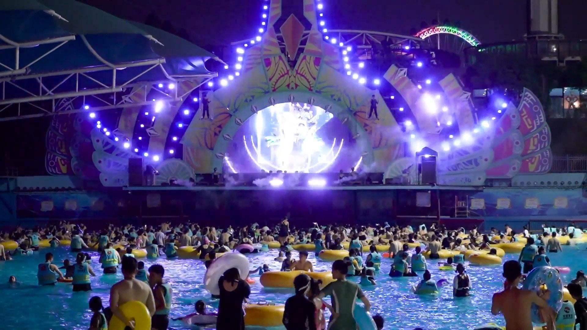 Just keep swimming! Hundreds escape scorching heatwave at eastern China ...