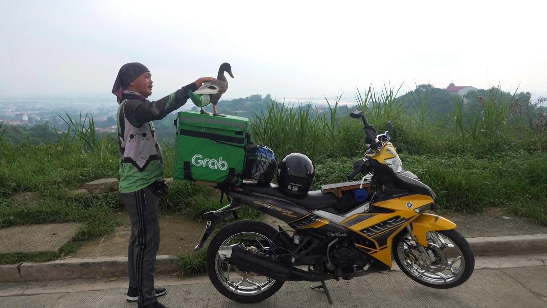 You can be my wingman anytime! Philippine delivery driver’s duck ...