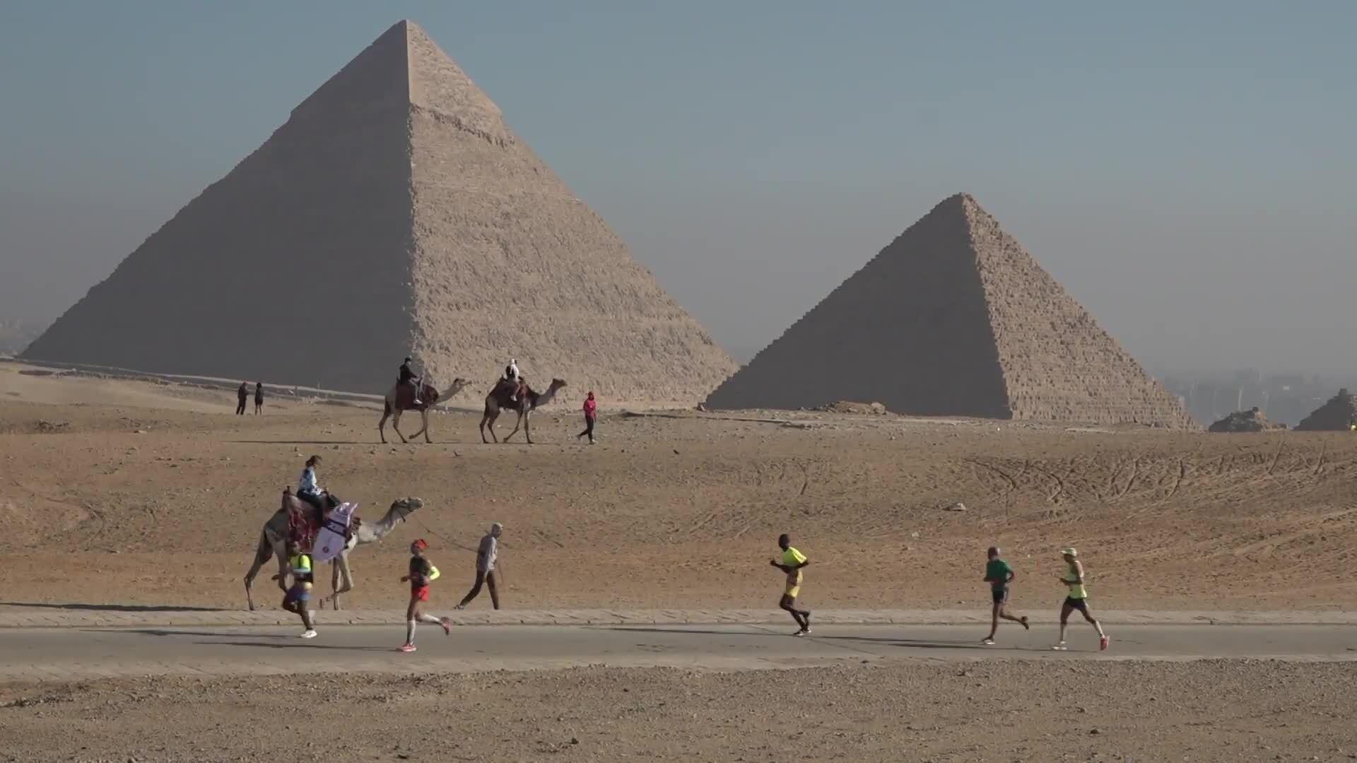 Running through history! Thousands run in iconic 6th Marakez Pyramids Half Marathon near Giza ...