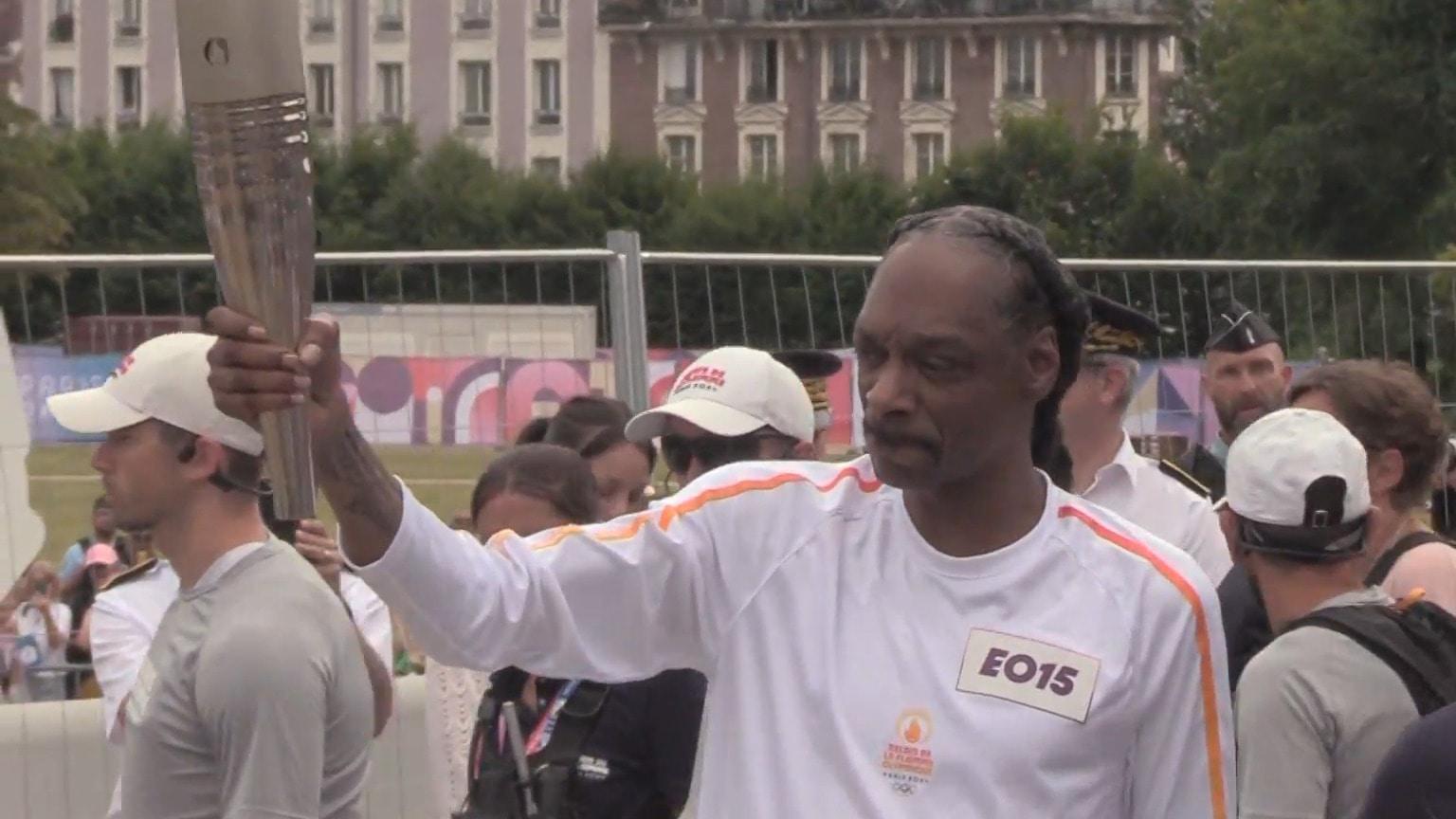 Drop it like it's hot! - US rapper Snoop Dogg joins Olympic torch relay ...