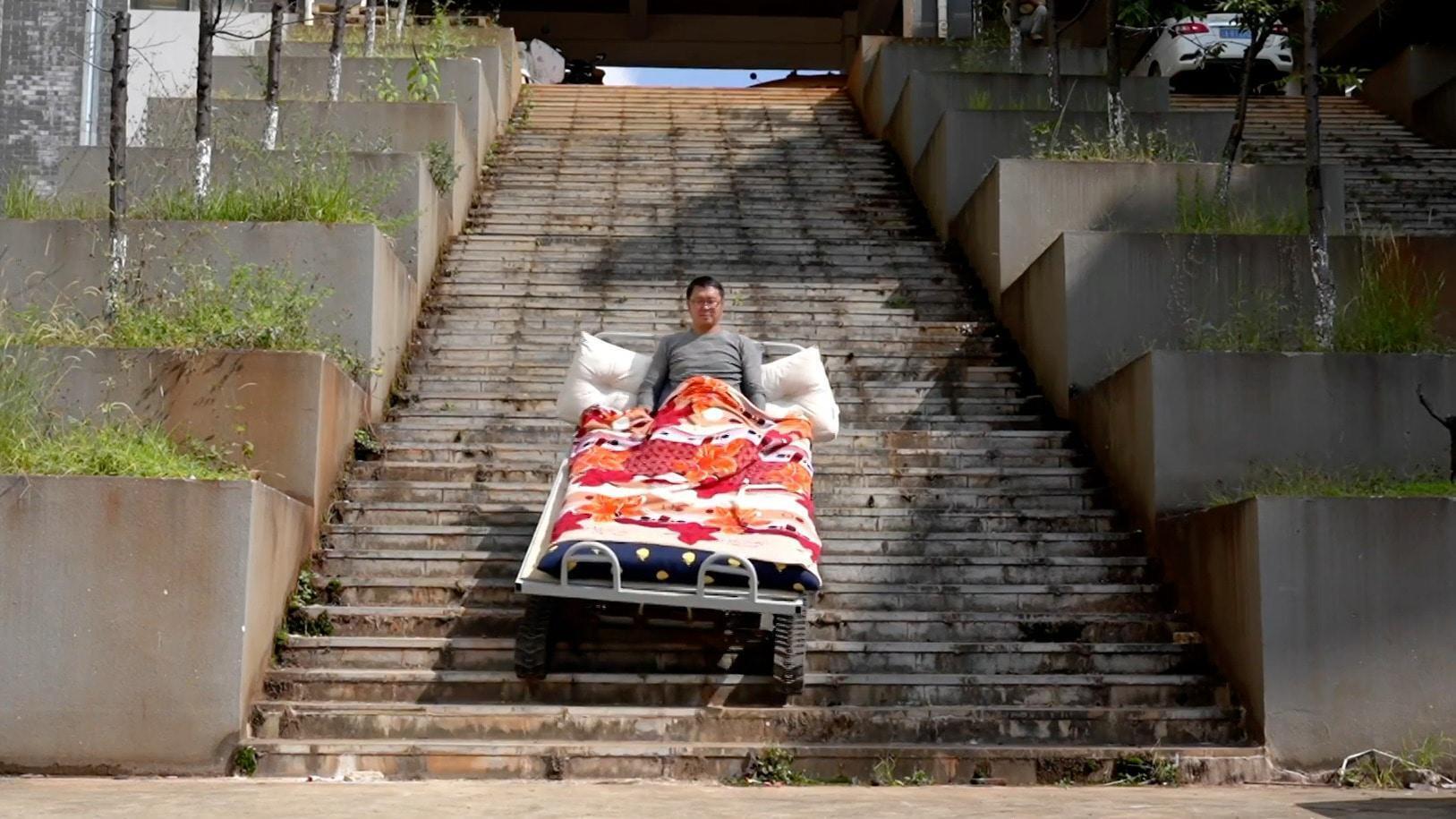 Dream weaver! Chinese inventor travels streets of Kunming in motorised ...
