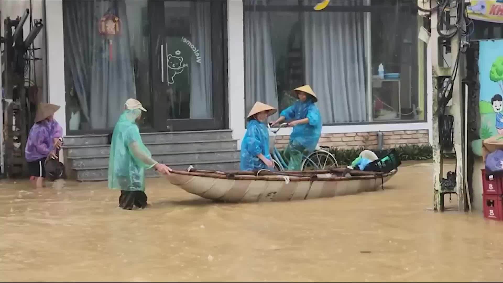 'Water level rising quickly' -Thousands evacuated as severe flooding ...