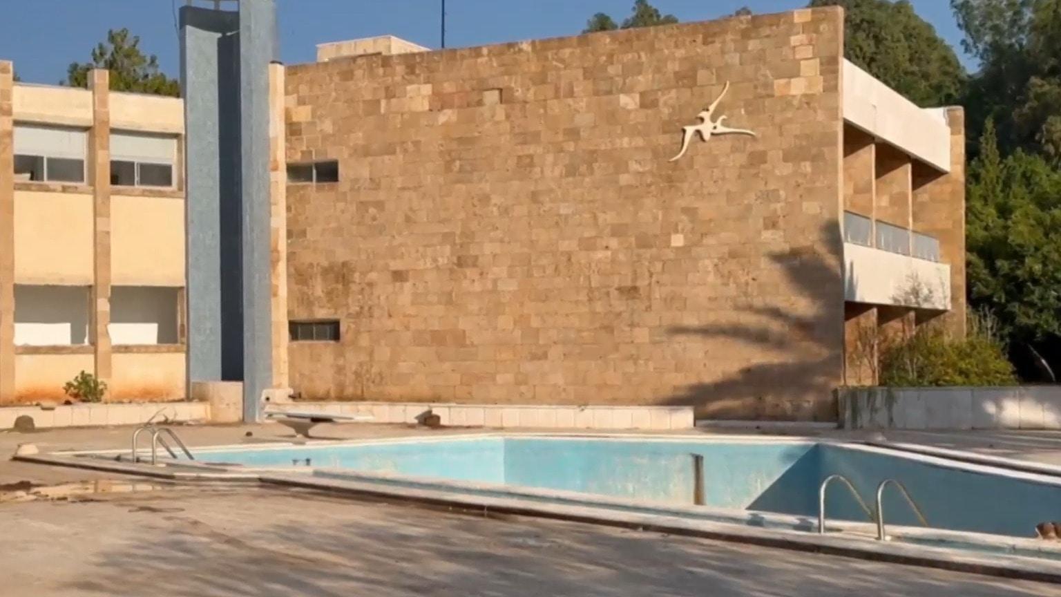 جولة في أحد قصور الرئيس السابق بشار الأسد باللاذقية عقب سيطرة مسلحي ...