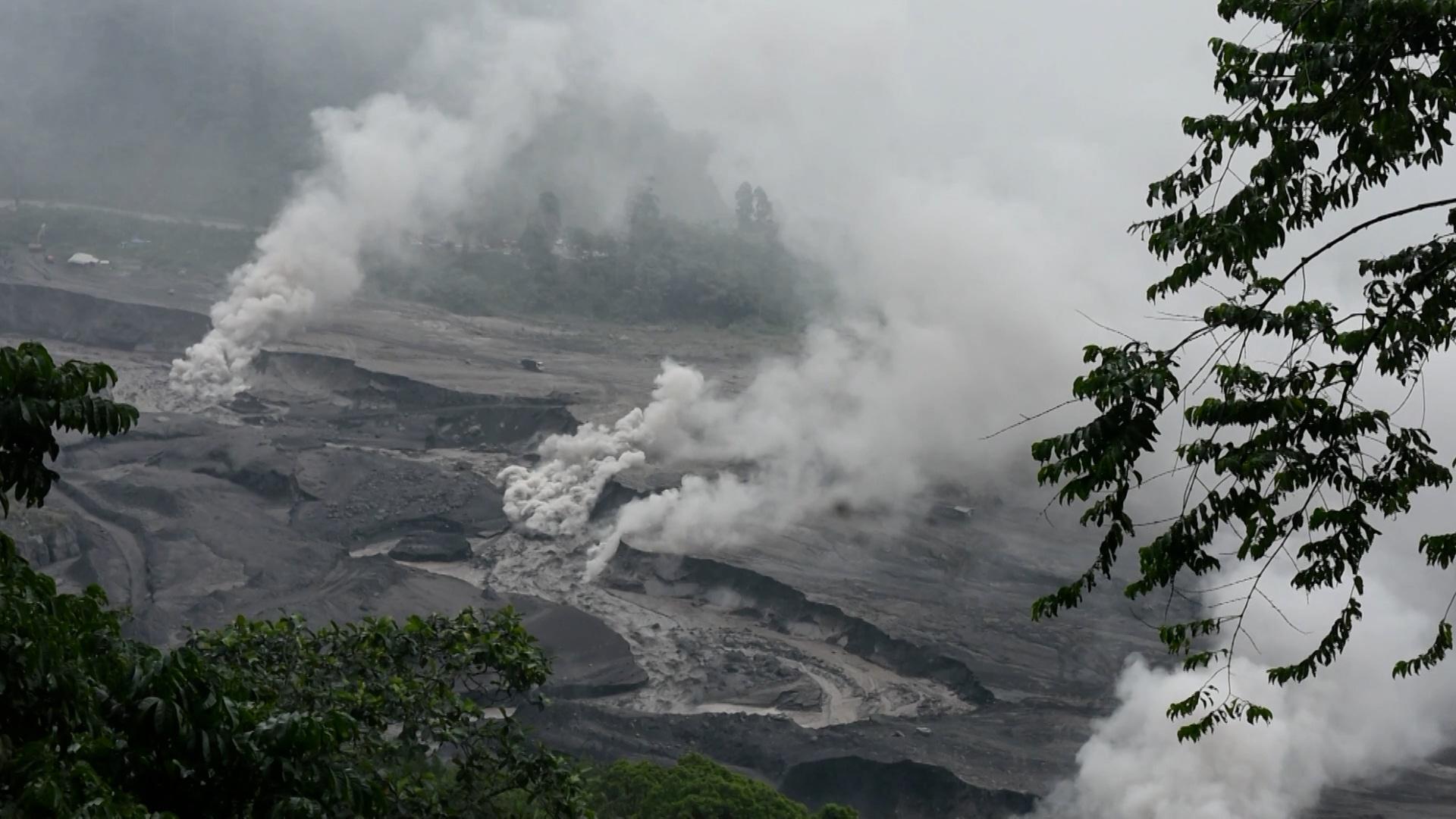 Raging lahars - Ash clouds rise above Mount Semeru as volcano erupts again forcing hundreds to ...
