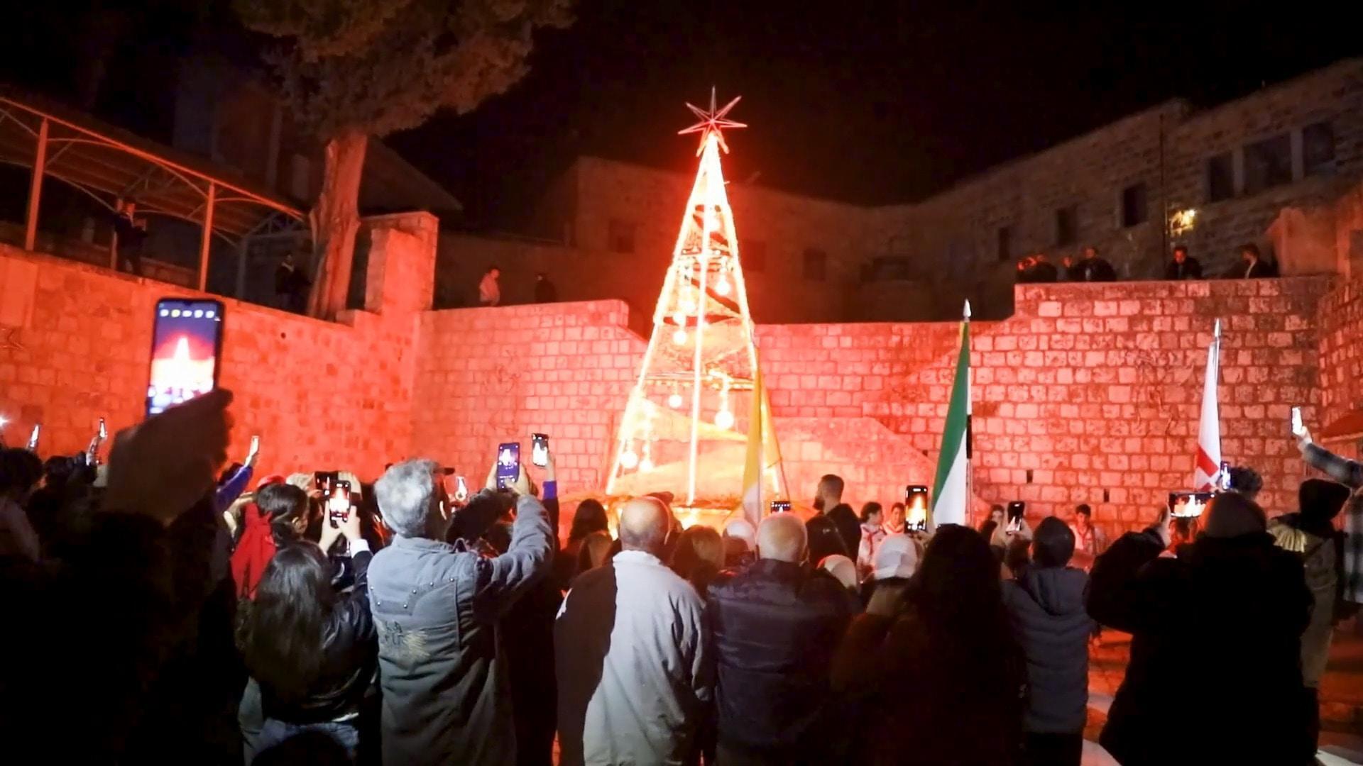 "كأنه حلم"... إضاءة شجرة الميلاد في جسر الشغور بعد غياب دام سنوات بسبب ...