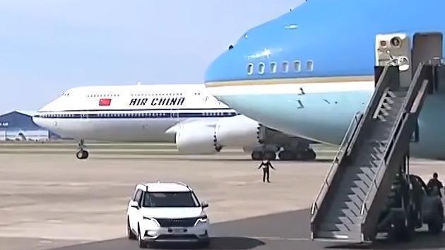 Xi's here! Chinese president's plane pulls in alongside Air Force One ...