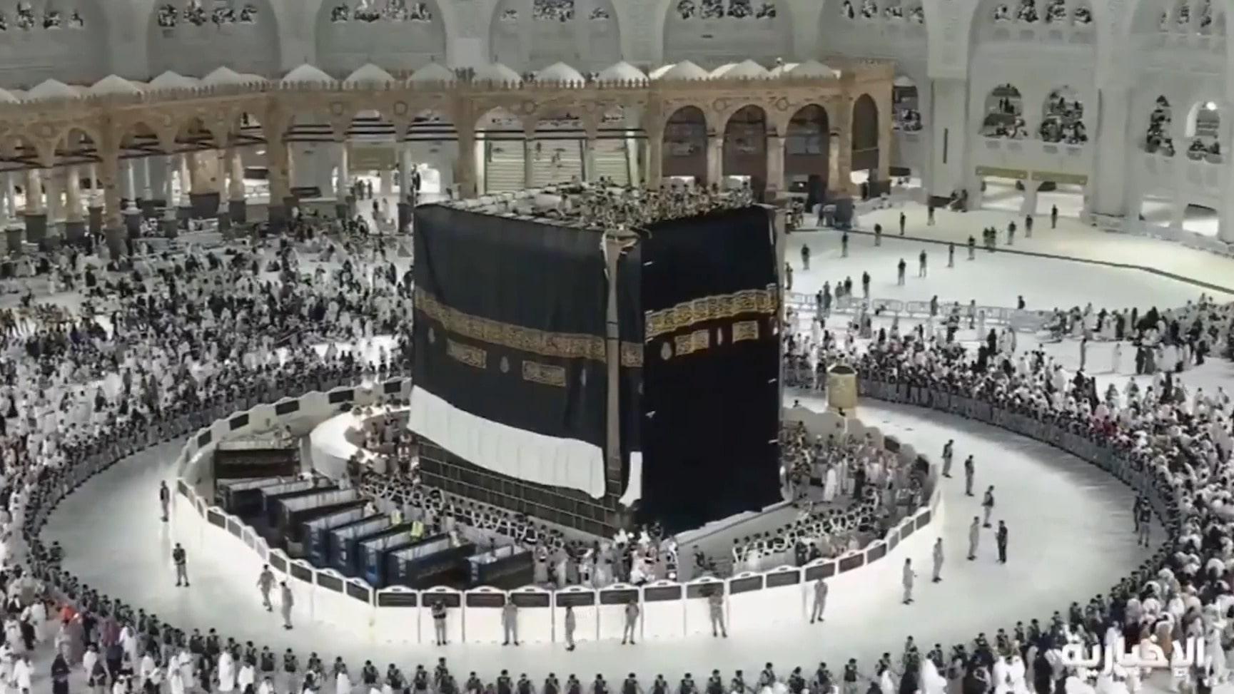 Annual Kaaba Kiswa replacement ceremony in Mecca on eve of Islamic New ...