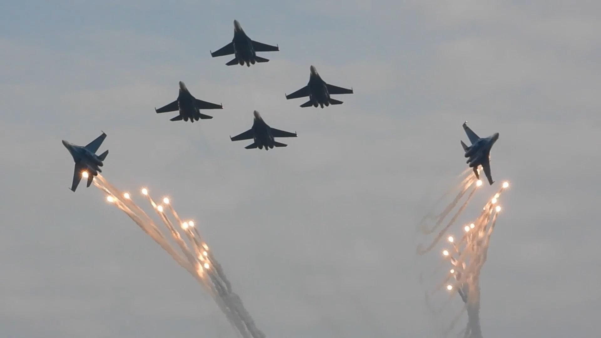 High fly! Chinese, Russian aerobatic teams showcase dazzling manoeuvres ...