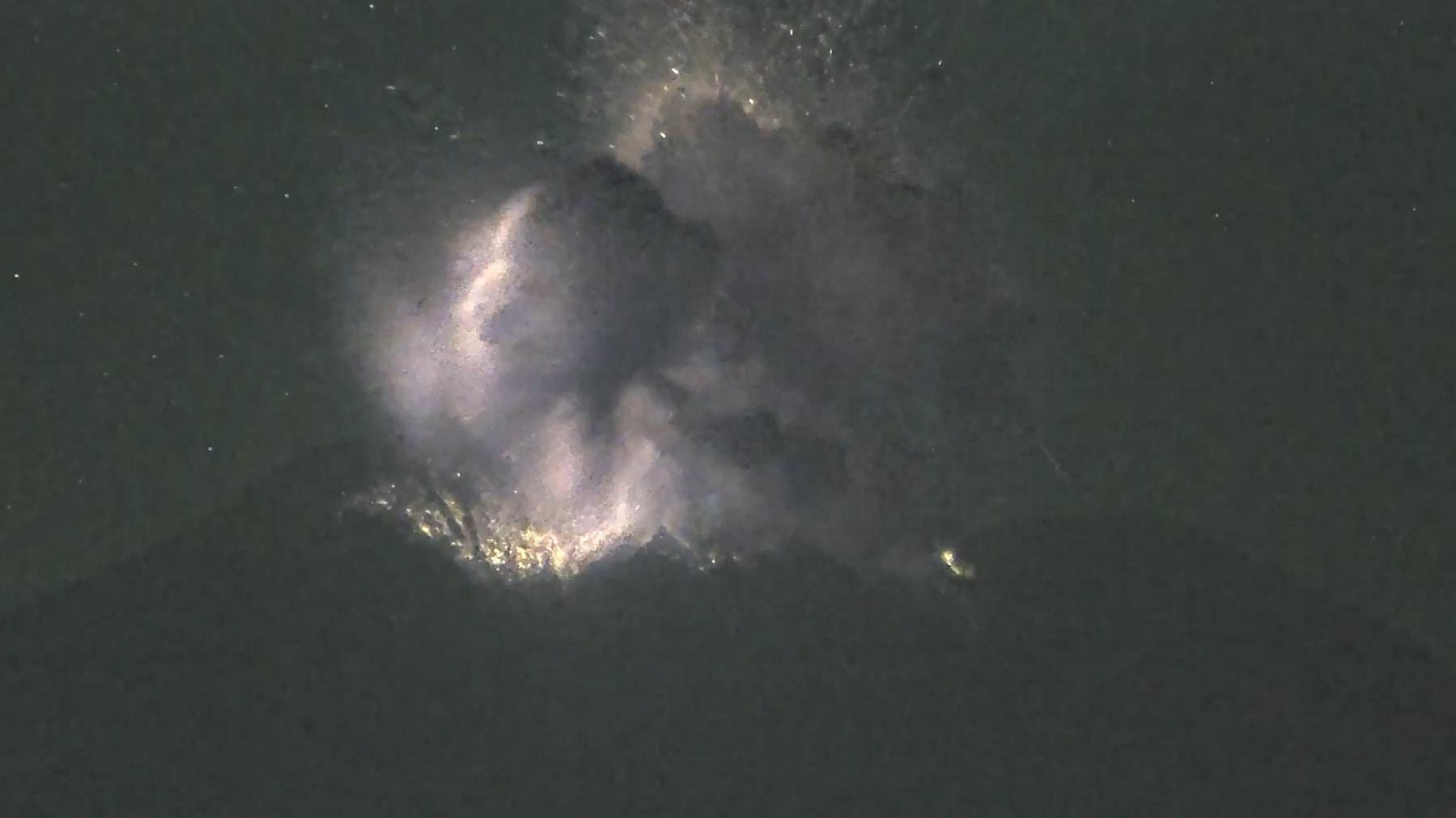 Ash alert! Massive smoke plume reach 4.4 km high as Sakurajima volcano ...