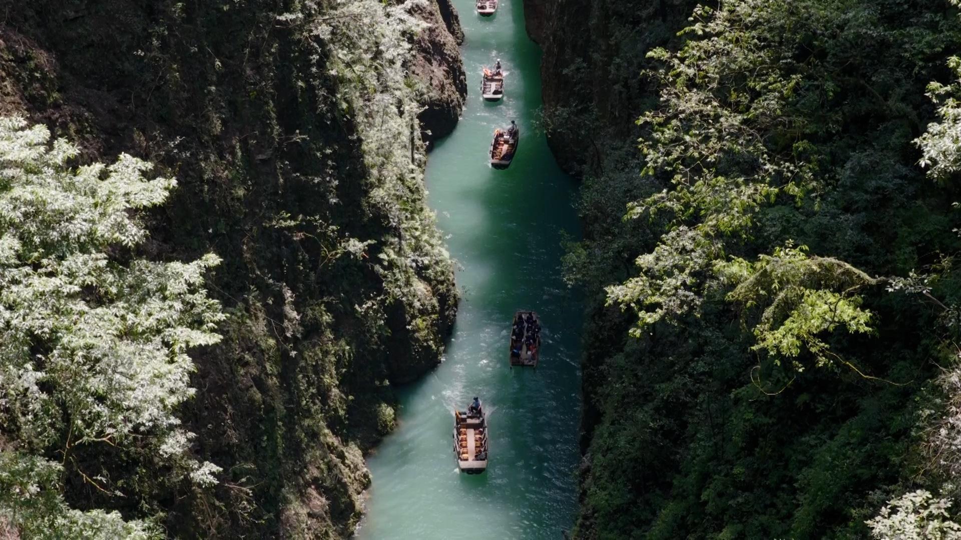 A gorge-ous ride! Tourists drift through dramatic cliffs and crystal ...