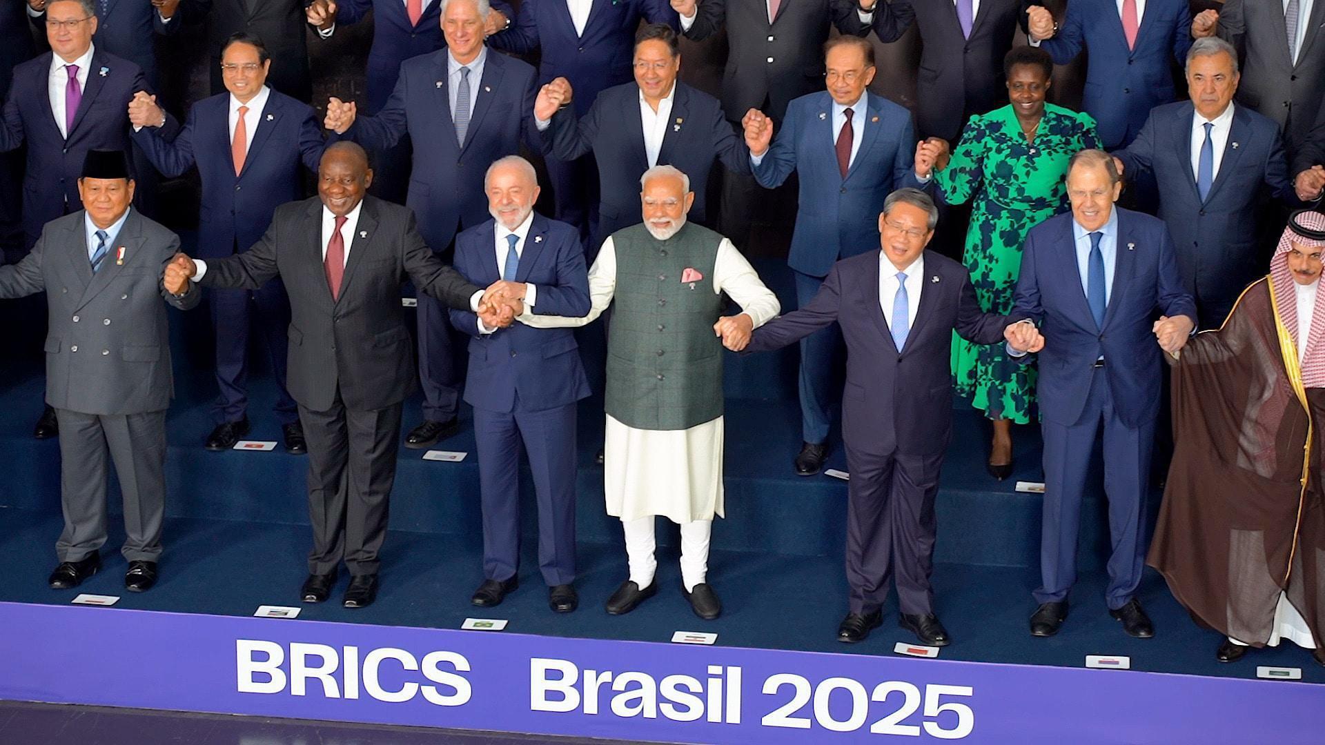 Hand in hand! BRICS leaders unite for 'family photo' on day 2 of Rio ...