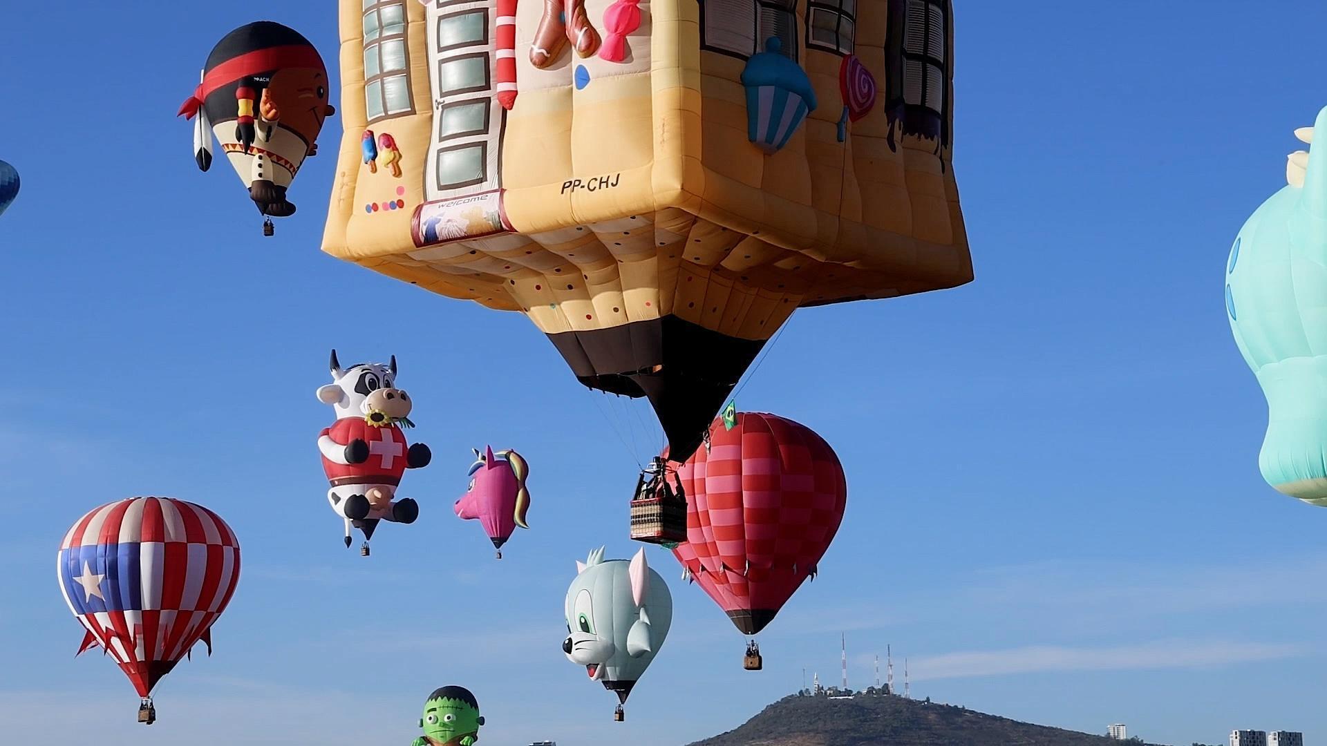 Up, up and away! Leon's sky erupts in colour as 200 hot air balloons ...