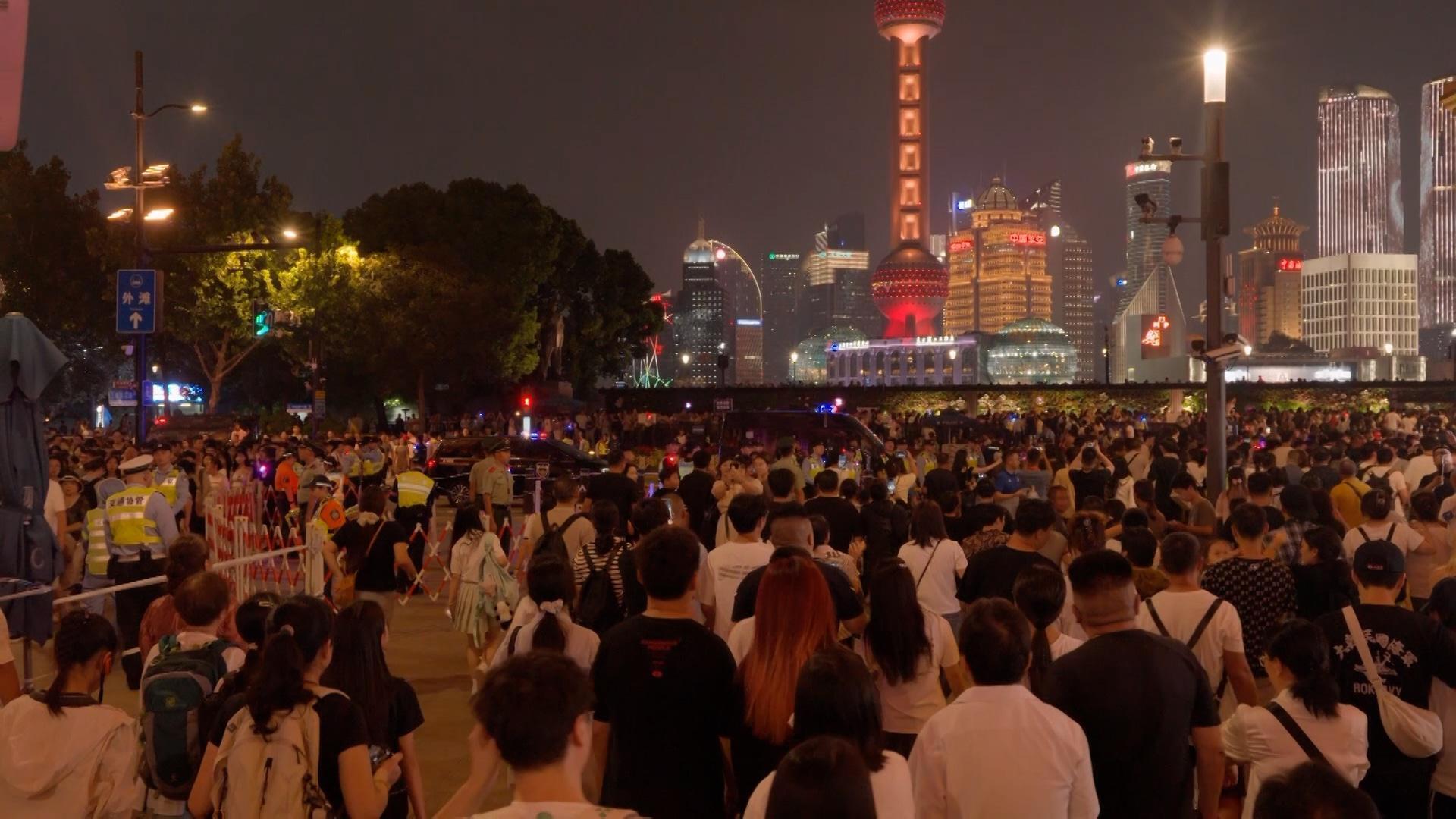 Golden Week tourist surge - Police form human wall along the Bund to ...