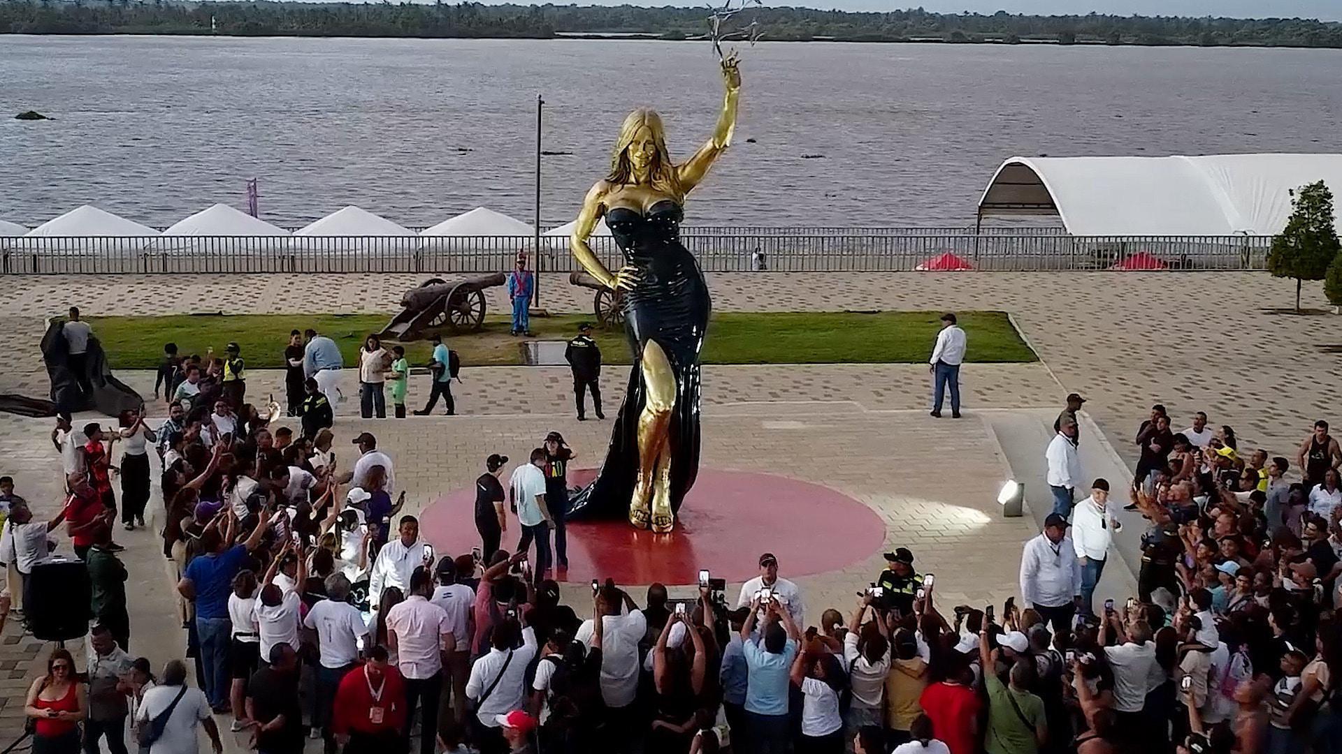 Bronzed and beautiful! Barranquilla unveils towering Sofia Vergara ...