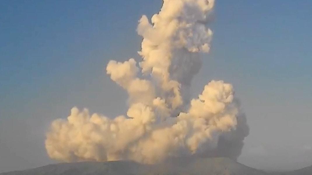 Nearly 3,000 metres high! - Massive ash plumes erupt from Philippines ...