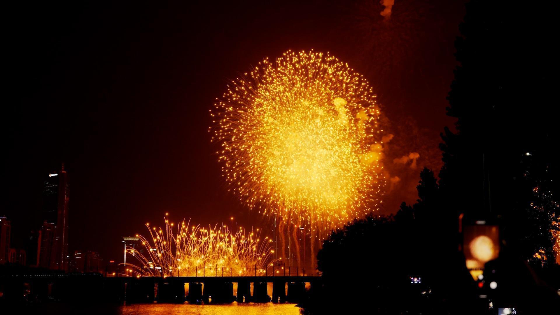 Boom over the Han River! Skyline ablaze as fireworks festival lights up ...