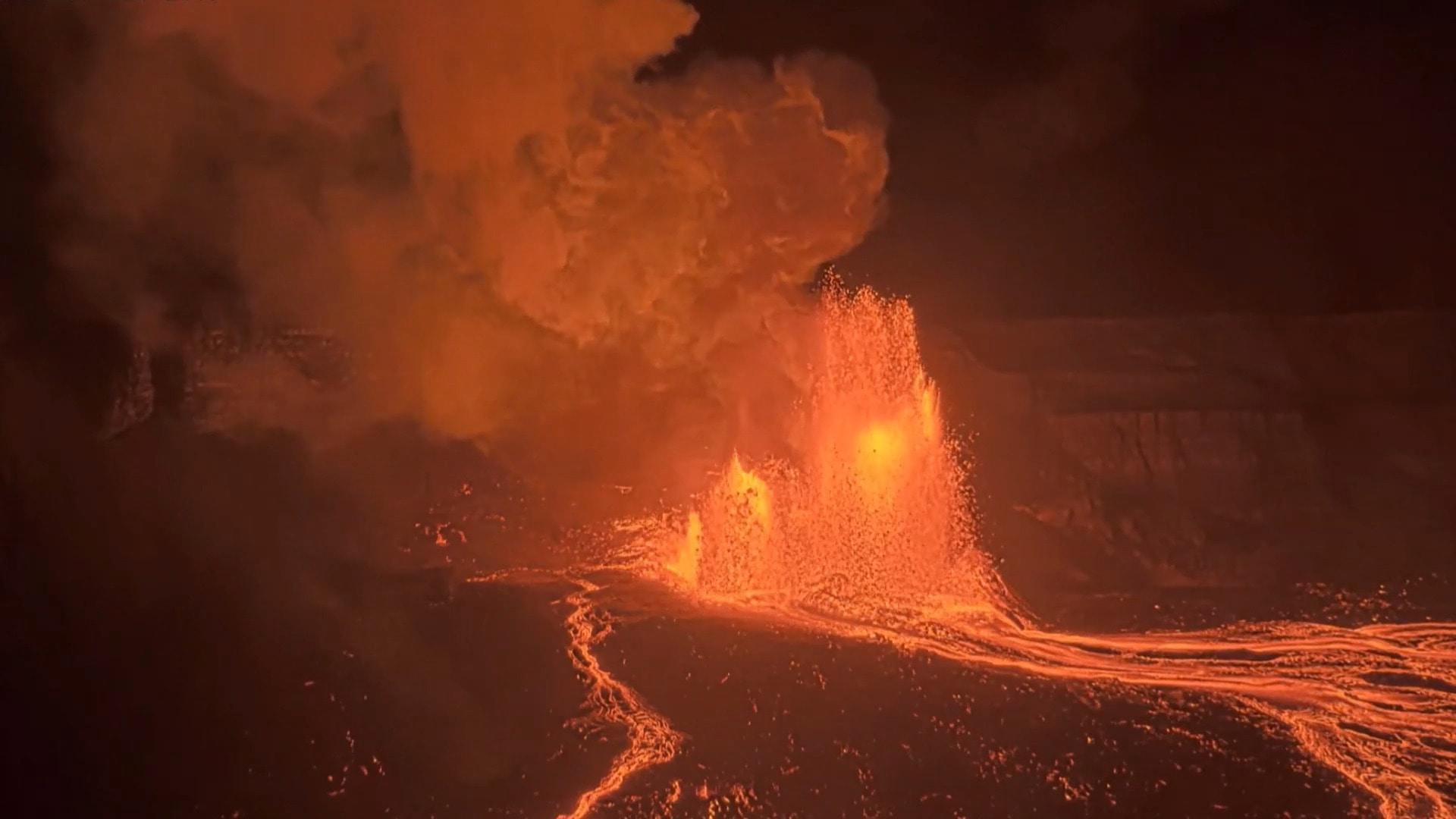 Raging inferno! Nearly 1,000 ft lava fountains spout from Hawaii's ...