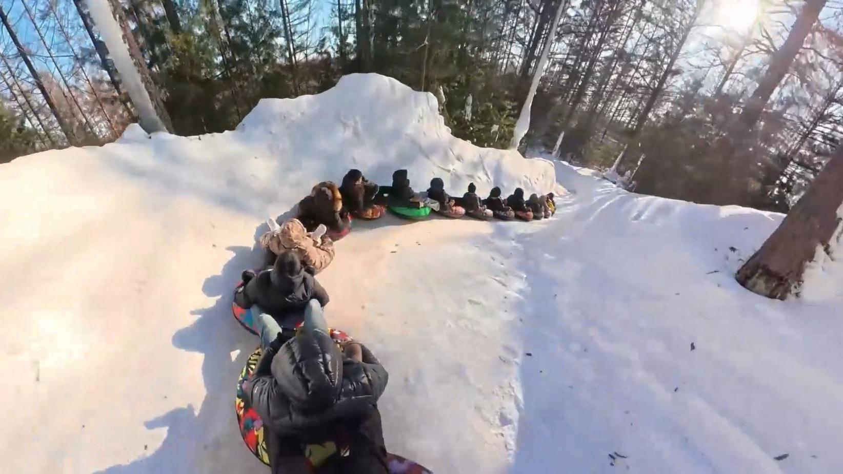 Snaking downhill! Winter thrill-seekers enjoy 2000-metre alpine rush at ...