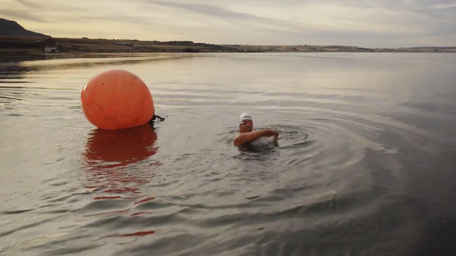 Ice Queen! Chilean 'mermaid' smashes Guinness World Record for longest ...