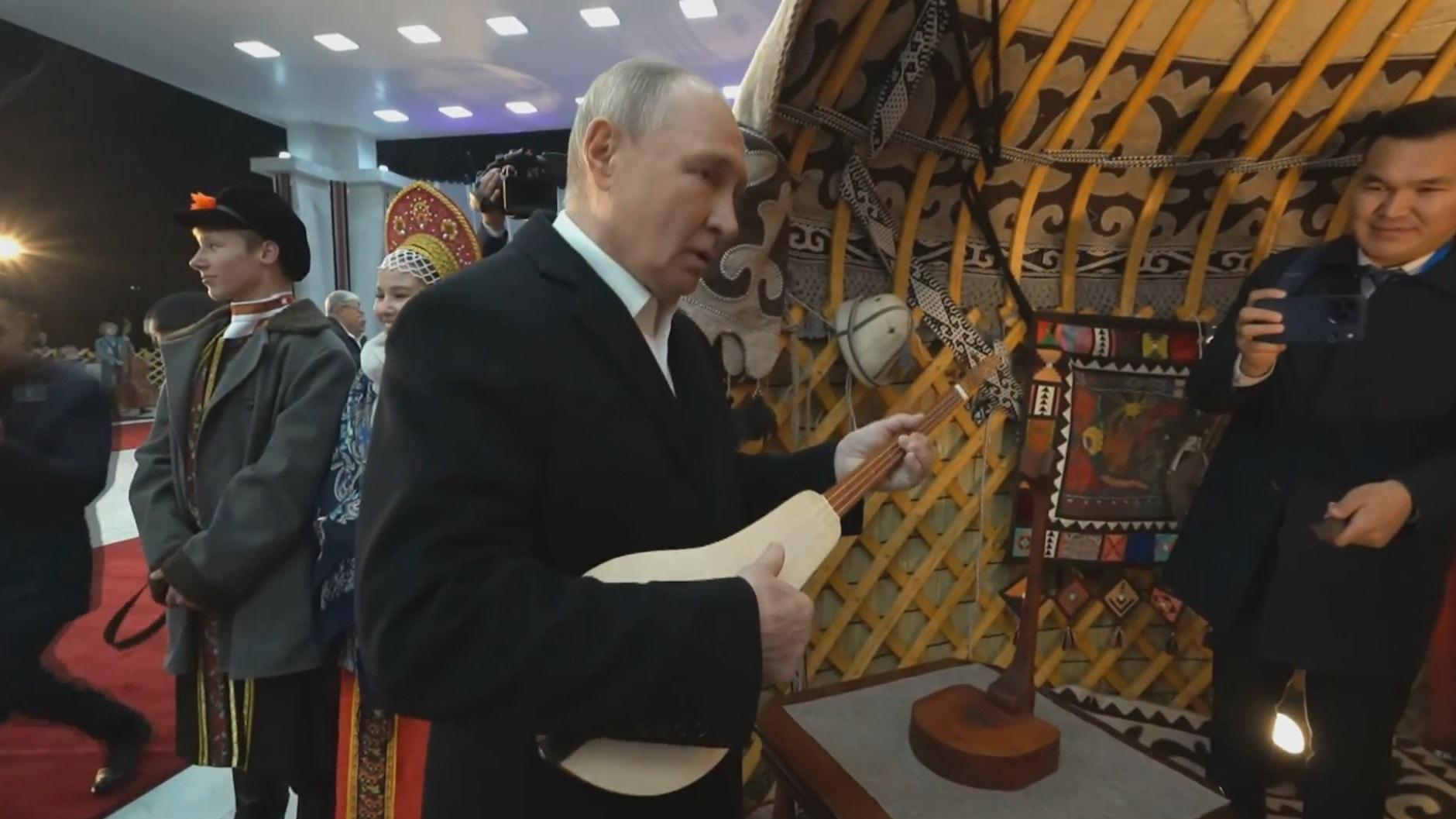 One more song?! - Putin on the komuz as CSTO leaders tour yurts in ...