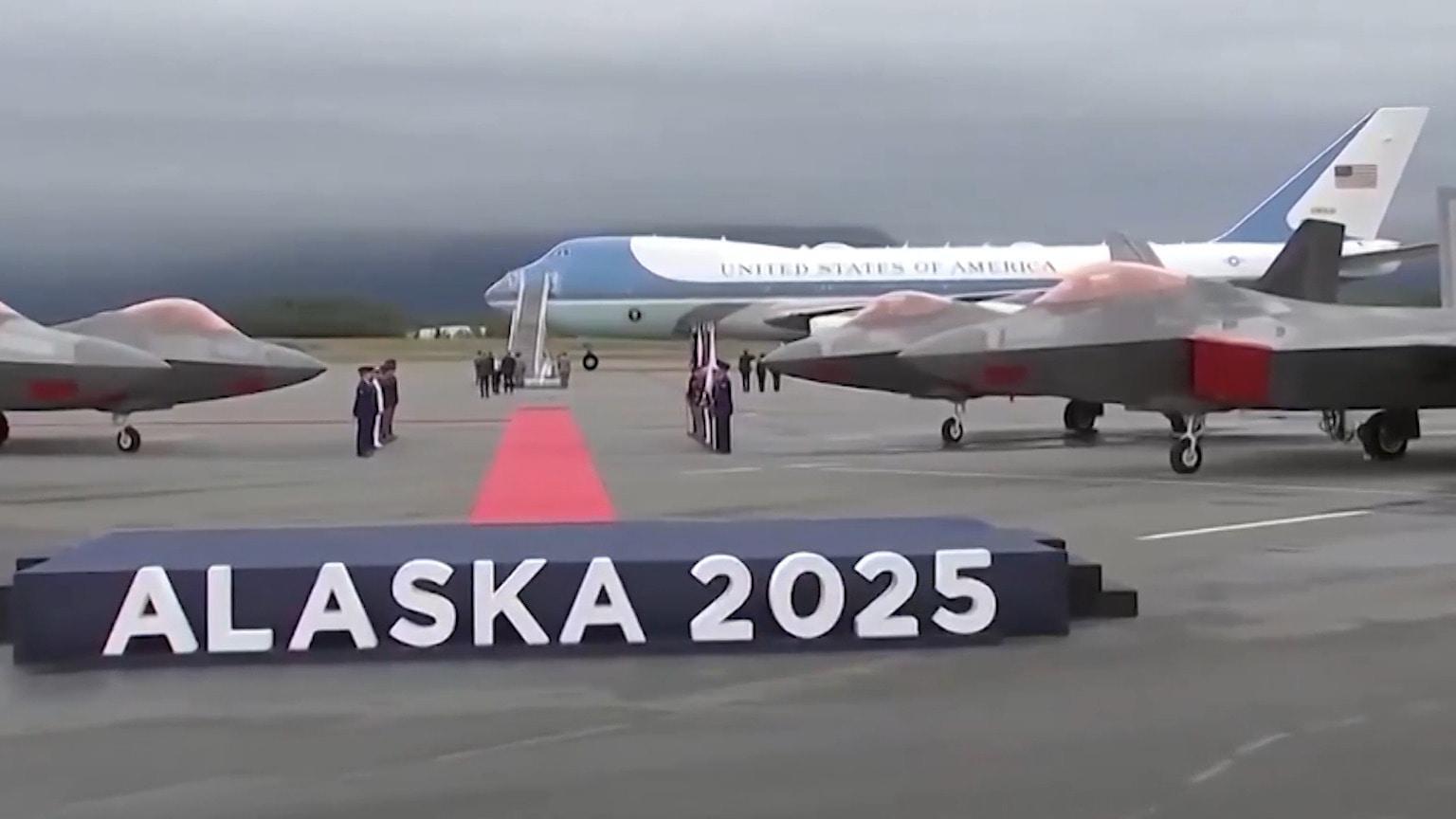 Air Force One in Alaska - US presidential plane on the ground in ...