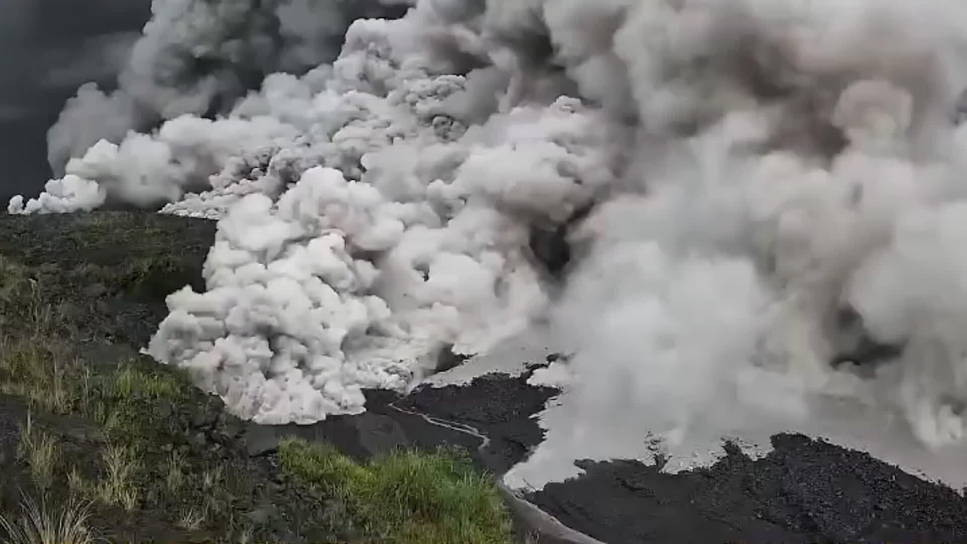 Java lava! Huge smoke plume towers 2 km high as Semeru volcano erupts ...