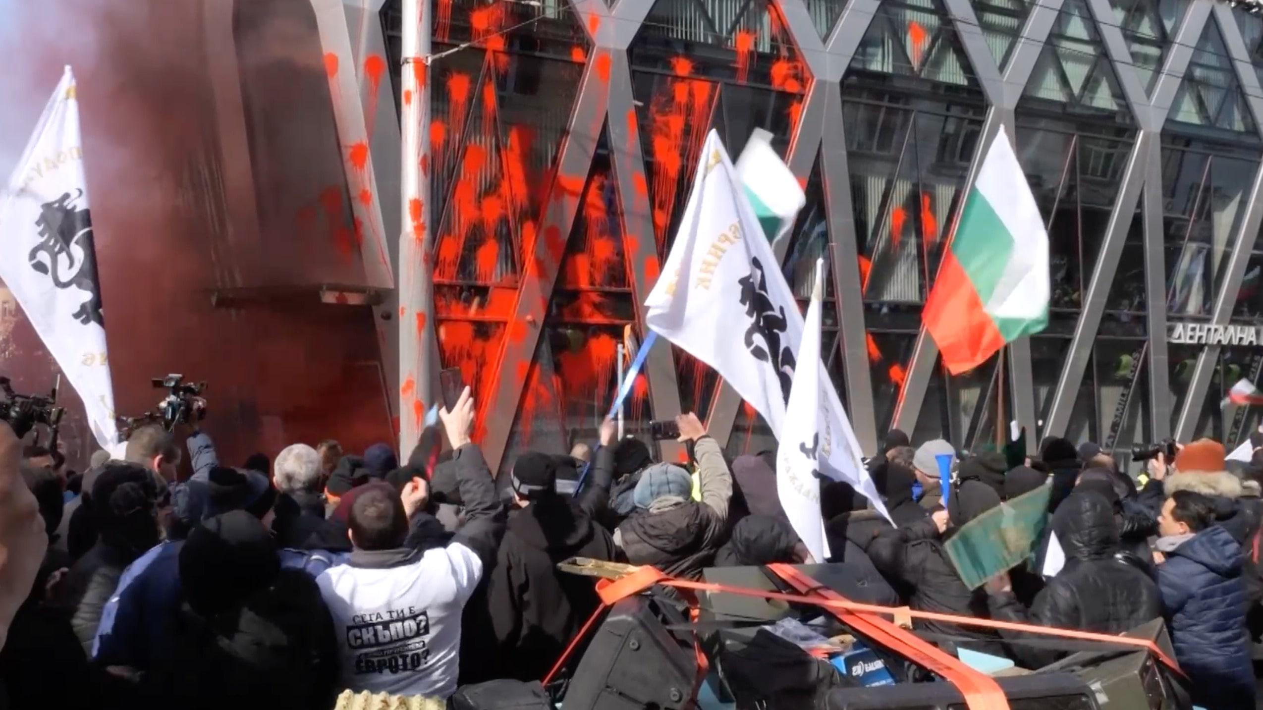 'We choose lev' - Clashes erupt, EU mission building vandalised as ...