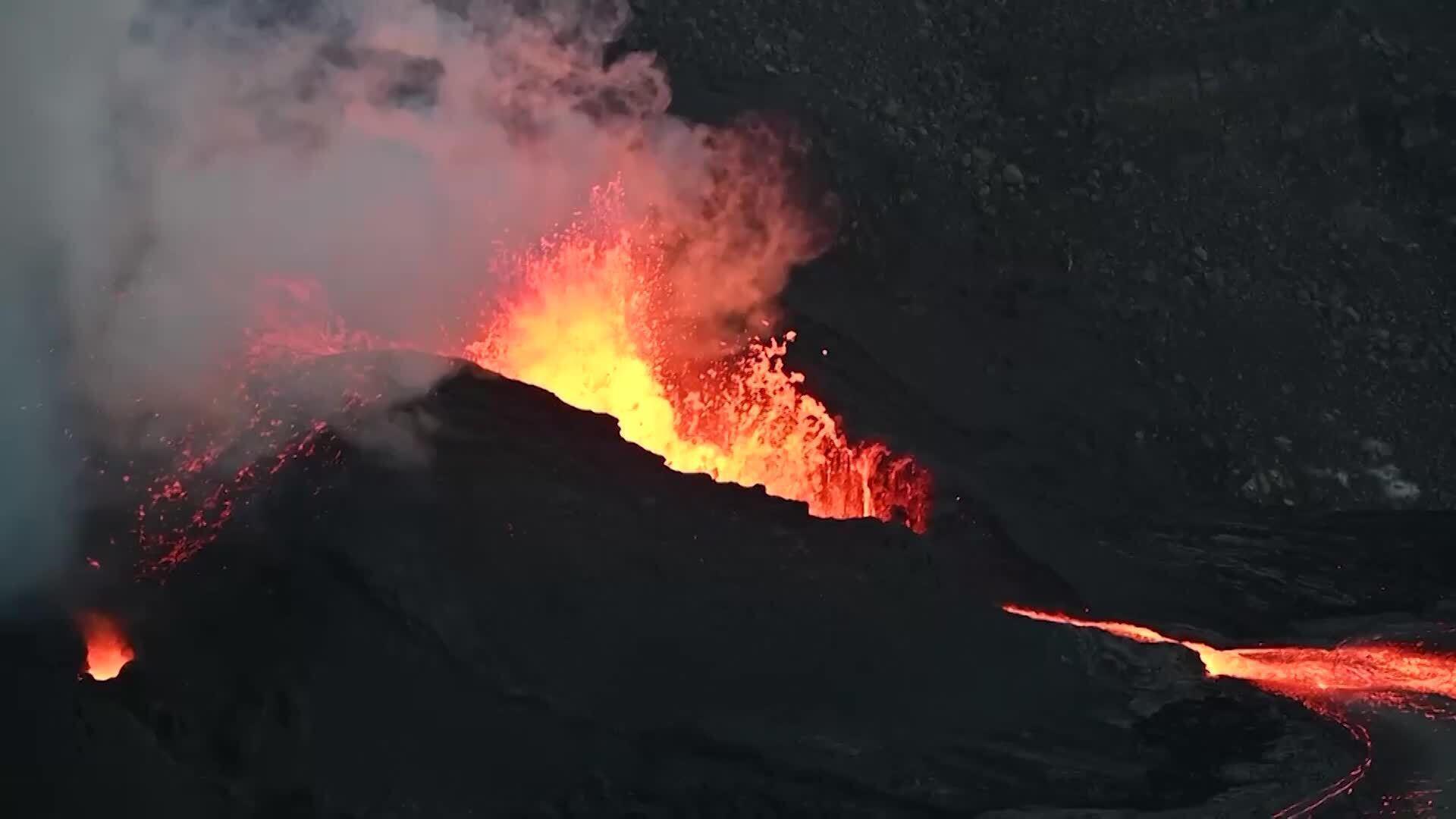 Raging lava spews out of Hawaii's Kilauea Volcano as 10th eruption ...
