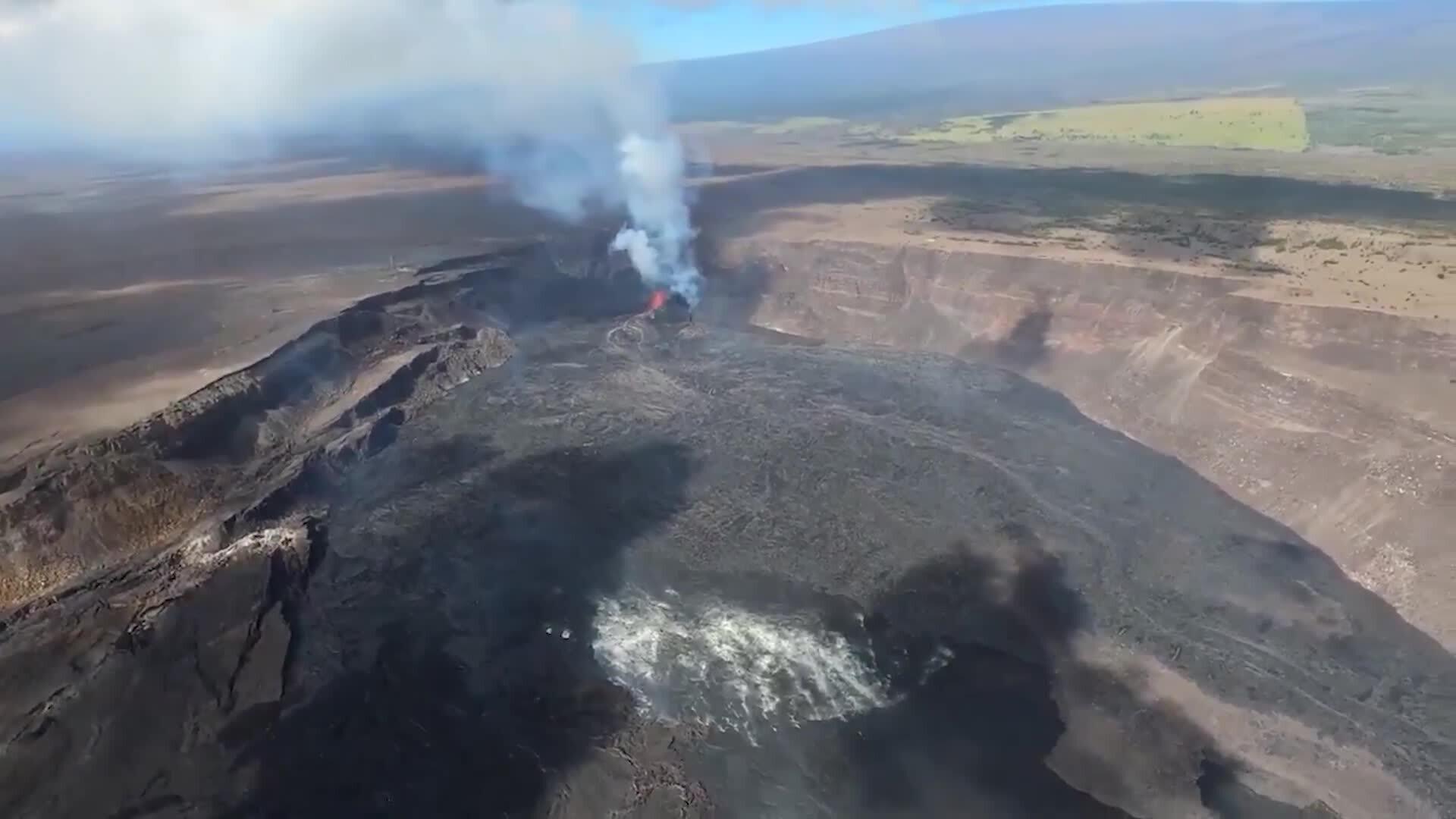 Hawaii's Kilauea Volcano covered in smoke, lava following 12th eruption ...