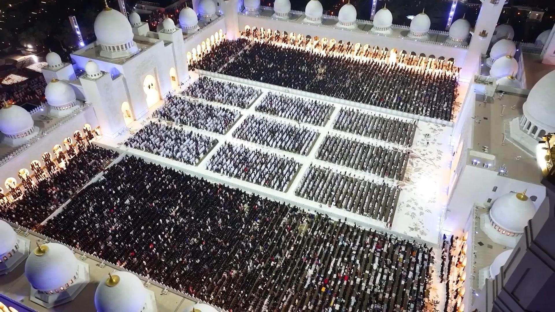 Record-breaking Iftar - Over 105,000 worshippers mark 'Night of Power ...
