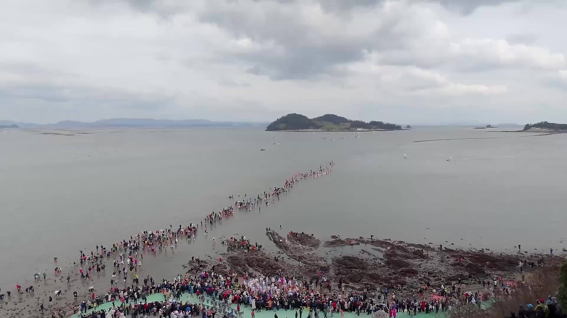 Walking on water - South Korea's sea-parting festival draws crowds to ...