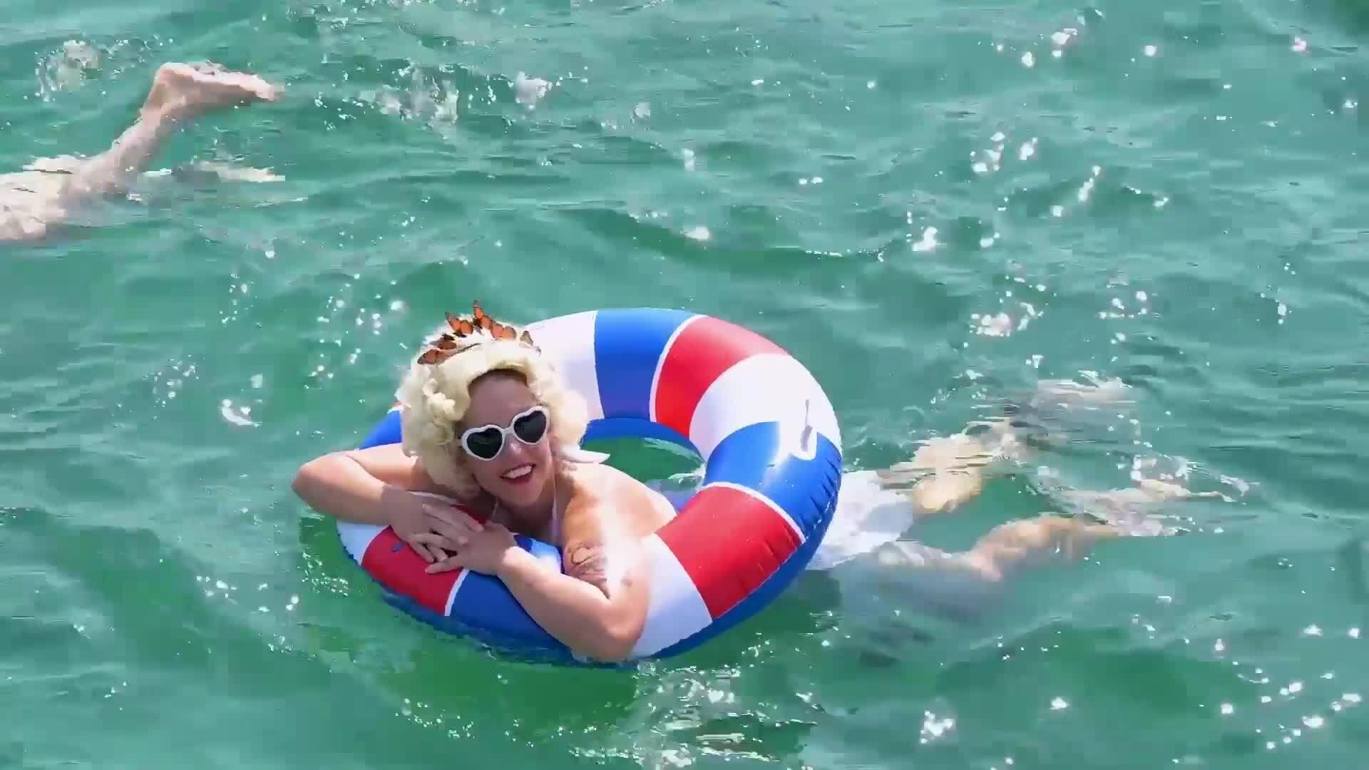 Seeing double? - Hundreds Marilyn Monroe lookalikes take a dip in South Australia's Brighton ...