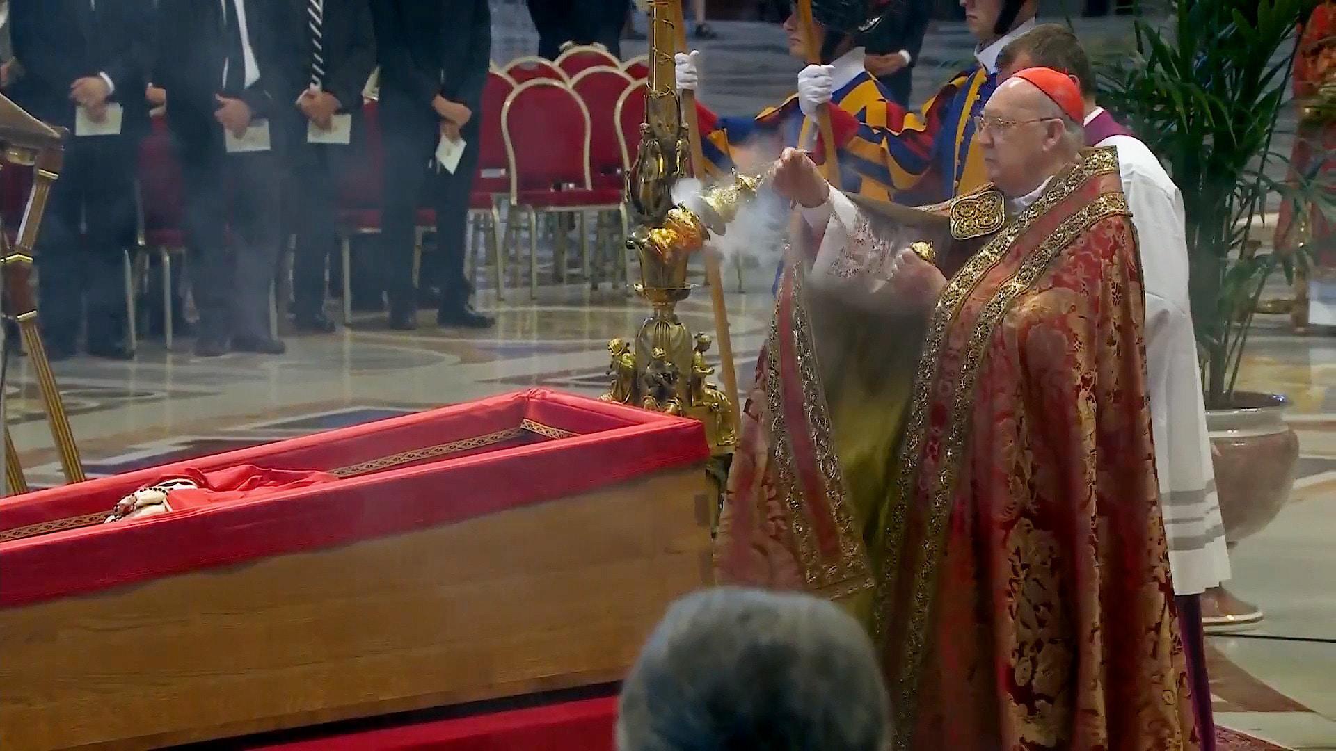 Pope Francis lying in state at St Peter's Basilica | Video Viory