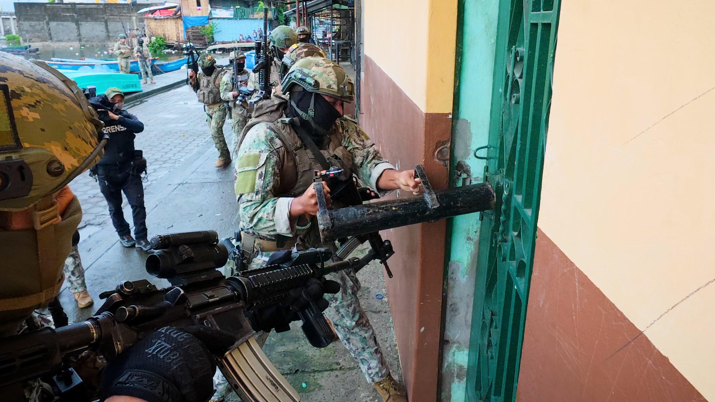 Crackdown! Ecuadorian soldiers raid homes in Guayaquil cartel ...