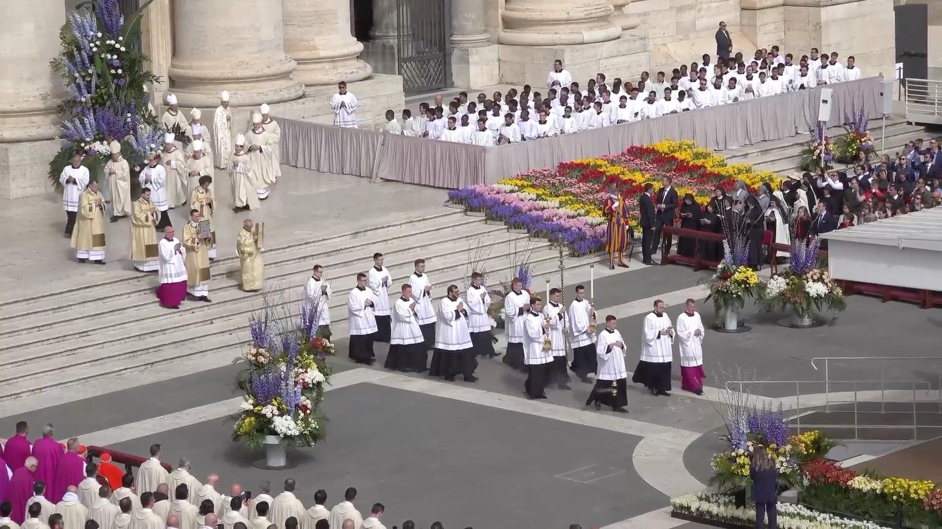 Grand Easter Procession - Faithful gather in St Peter's Square ahead of ...