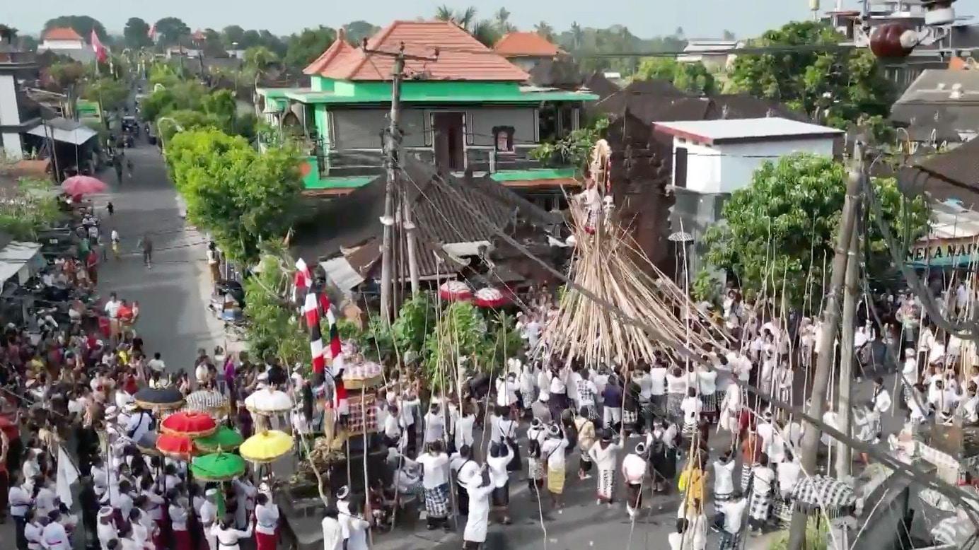 Fanta-stick tradition! Thousands participate in Bali's towering Mekotek ...