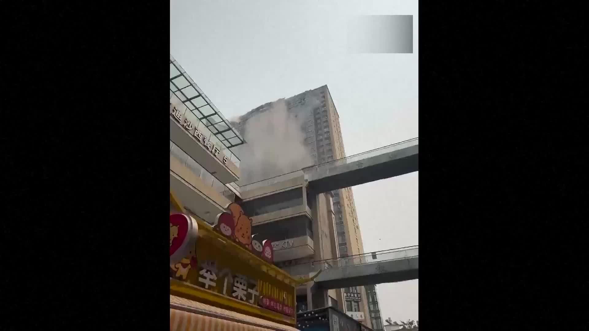 Panicked locals flee from crumbling building as quake tremors hit China ...