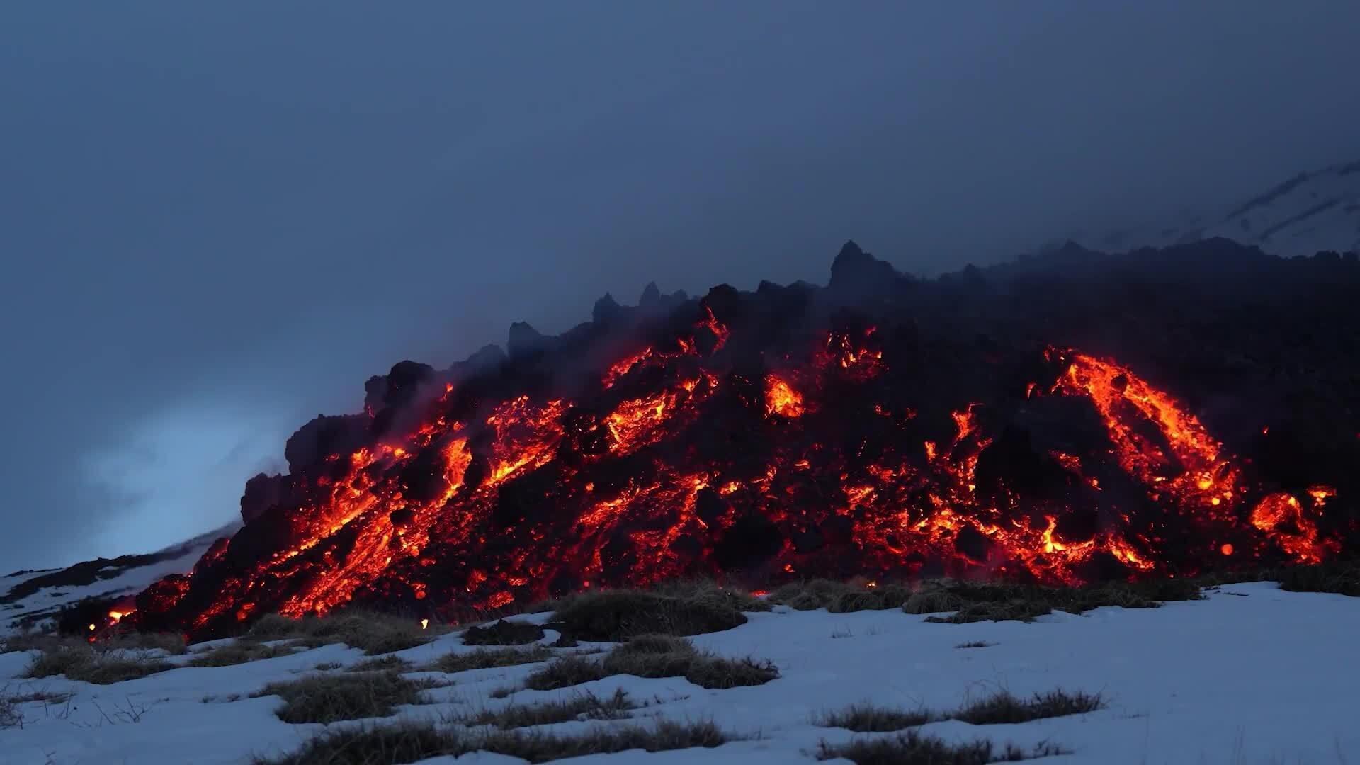 Lava melting snow as fiery Etna volcano erupts in Sicily | Video Viory
