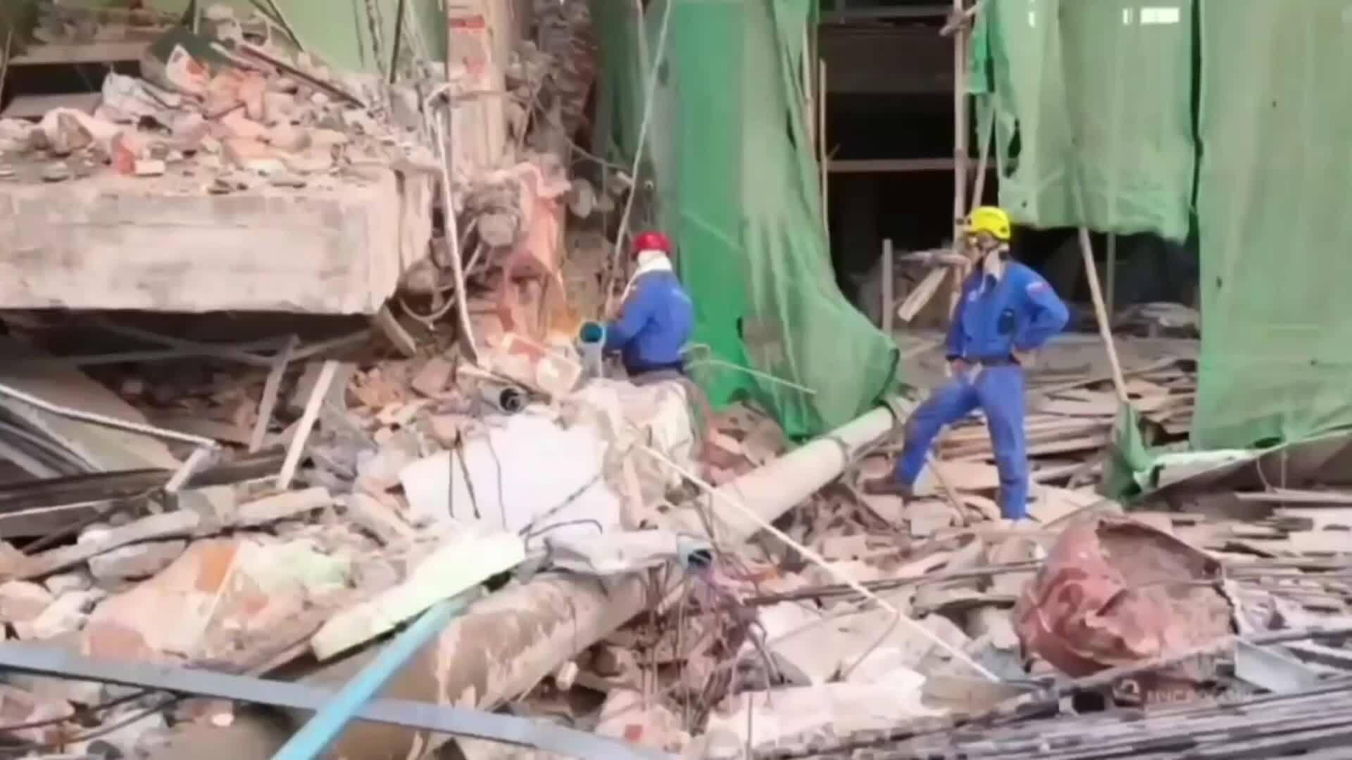 Russian EMERCOM rescuers locate possible survivor trapped in rubble ...