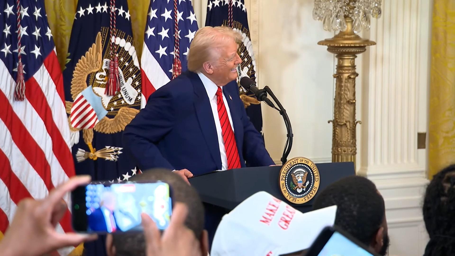 Boo-ster shot! Pfizer CEO Albert Bourla gets booed at Trump's White ...