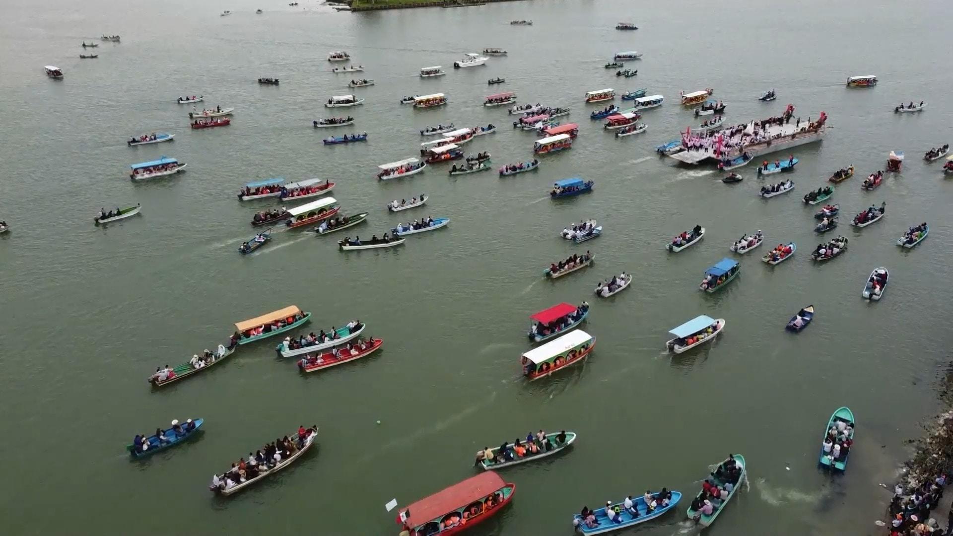 Blessed journey - Iconic river procession for Our Lady of Candlemas ...