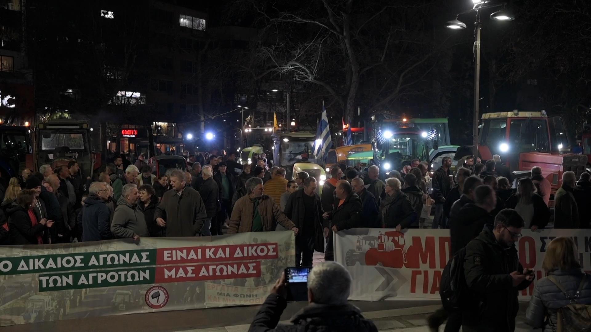 'Our struggle is your struggle!' - Farmers rally with tractors in ...