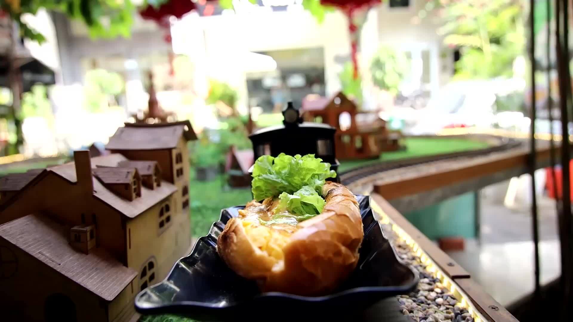Choo-chew! - Vietnam's 'train restaurant' delights customers w/ unique ...