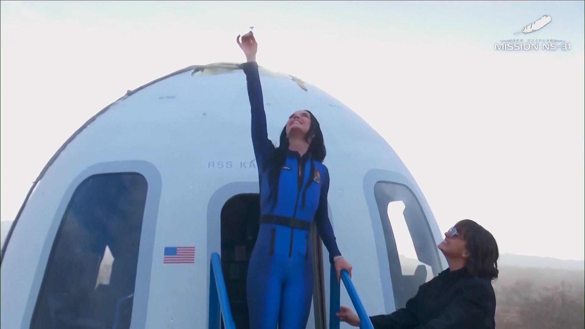 Katy Perry blasts off with all-female crew aboard Blue Origin space mission | Video Viory