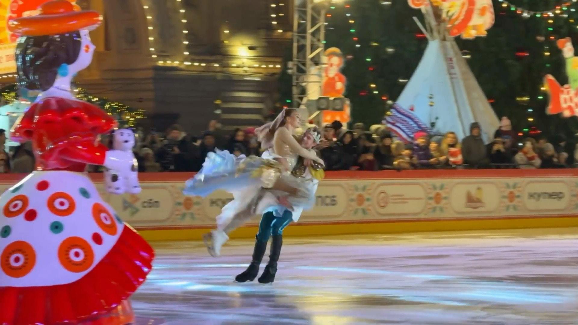 Dancing on ice! - Red Square's iconic GUM ice rink opens with ...