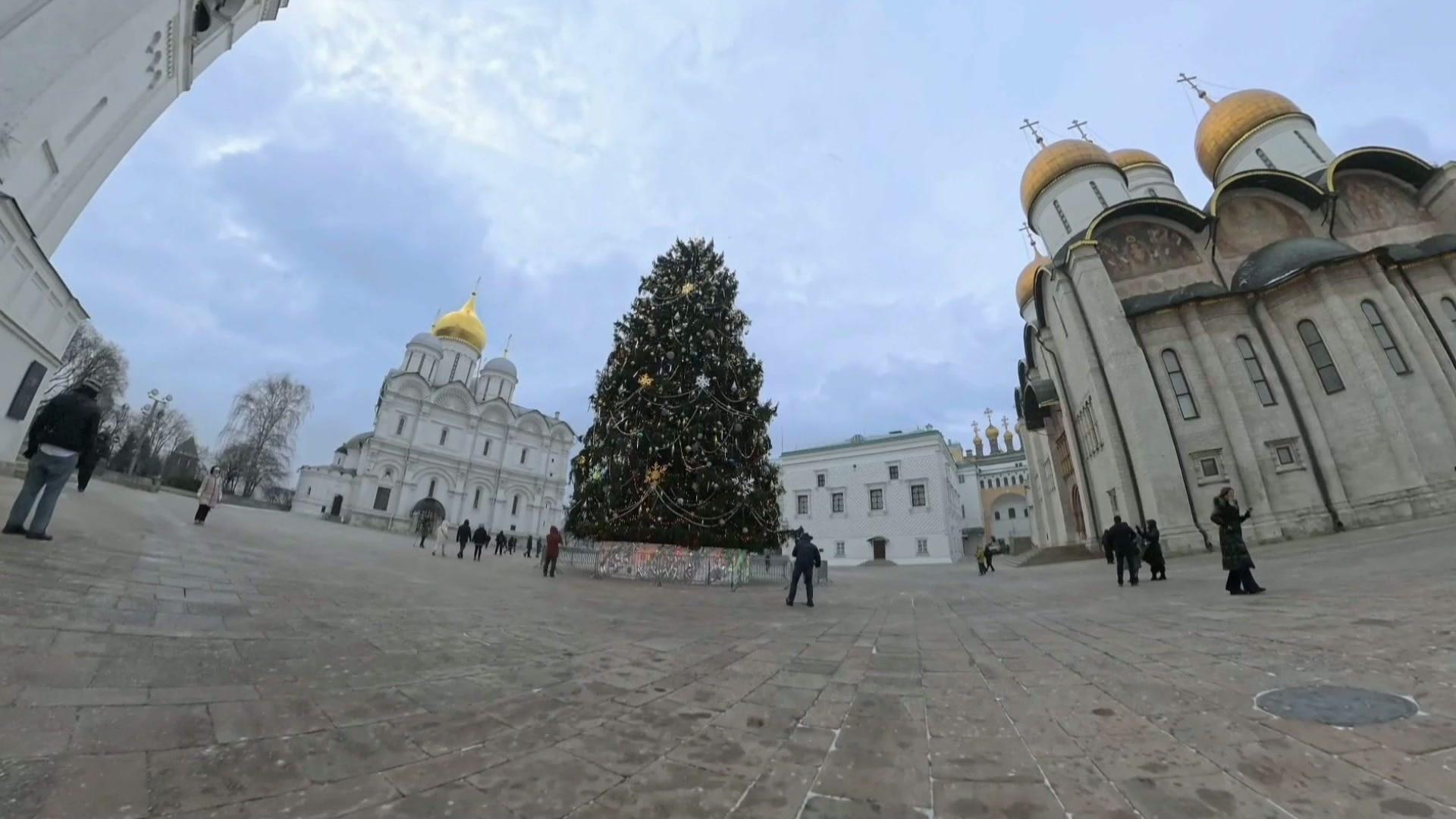 Kremlin Christmas! - Moscow's iconic tree shines in Cathedral Square ...