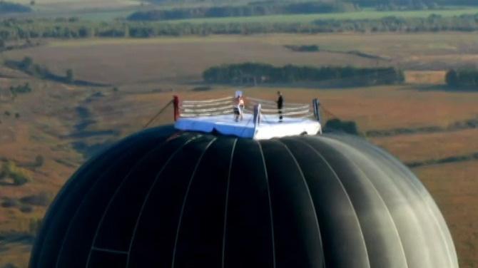 Float like a butterfly! Breathtaking boxing match on top of hot air ...